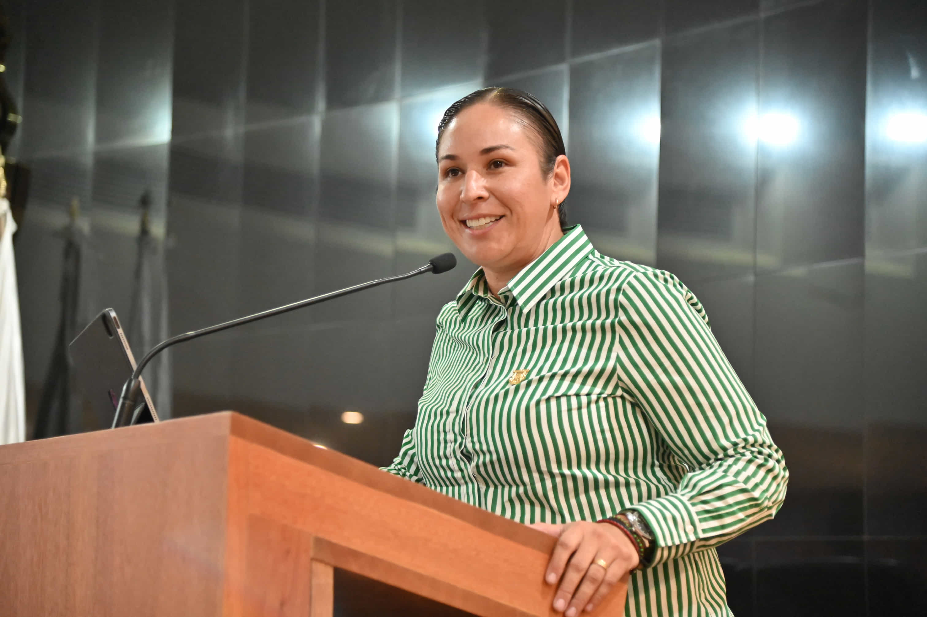 ¡Alondra Torres, la «Defensora» de Playas, Olvida su Pasado en Los Cabos! – La arenga