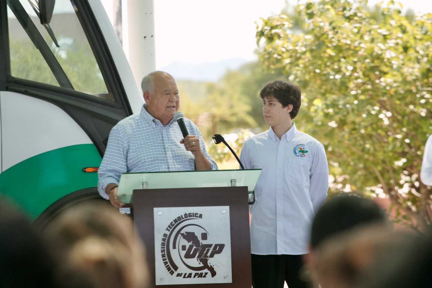 Víctor Castro entrega tres nuevos espacios y un autobús a la Universidad Tecnológica de La Paz ...
